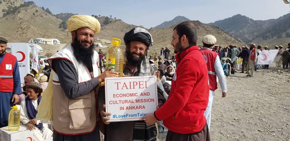 هلال احمر افغانی به ۱۰۰۰ خانواده زلزله زده در ولسوالی گیان ولایت پکتیکا